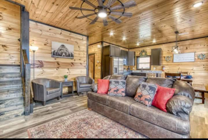 -New~*clean*-minutes To Pforge & Gat~hot Tub/fpit - United States