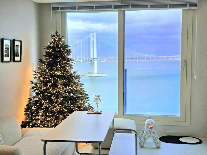 [합법숙소]모든창오션뷰/대형트리/연말모임/3룸(거실+룸2개)침대4개/신축/7인/무료주차 - Busan