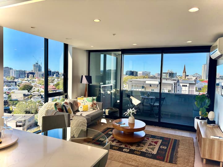 Stylish Escape – Views & Perks - Spring Hill