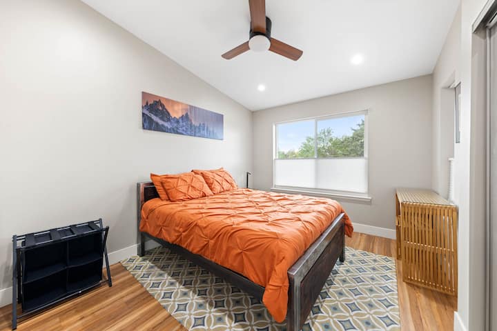 Stylish Midtown Reno Retreat  Garage + Views - Reno, NV
