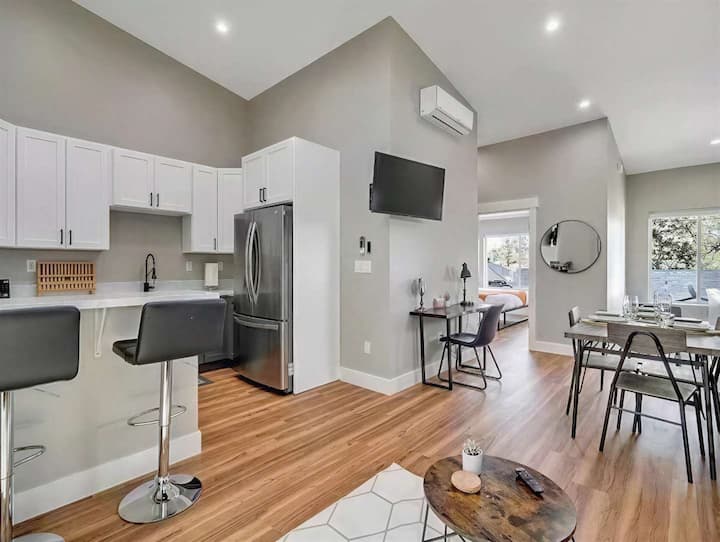 Modern 2br Midtown Rno- Garage, Balcony & Mtn View - Reno, NV