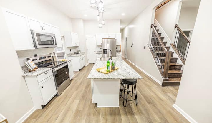 Lux 5 Bed Home Fountain Square - Indianapolis, IN