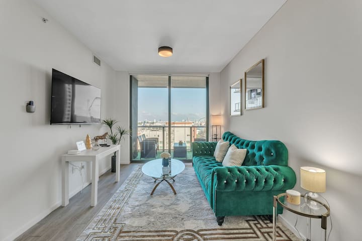 Infinity Pool ~ Modern Luxury ~ Spacious 2br ~ Gym - Miami, FL