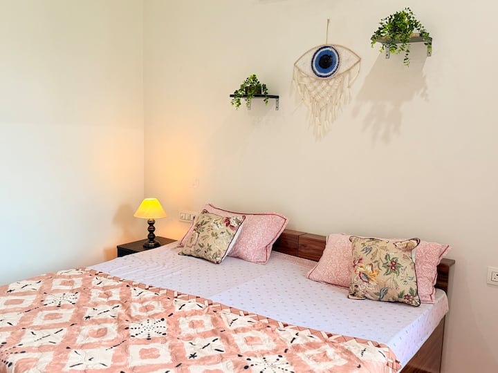 Room With Balcony. Walking To Landing Site. - Bir