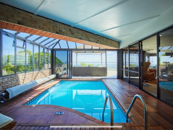 Resort Style With City Views - Governors Bay