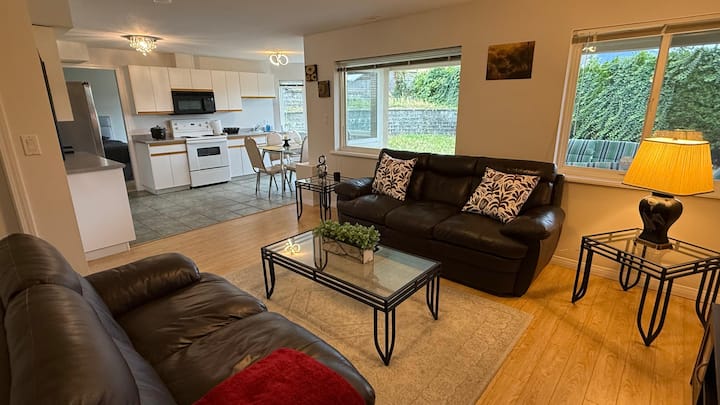 Bright 3br Home, Parking, Private Backyard & Patio - Port Moody