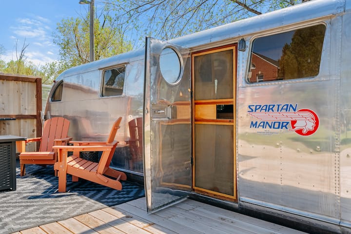 The 47 · A Vintage Spartan Manor · Dogs Welcome - Wyoming