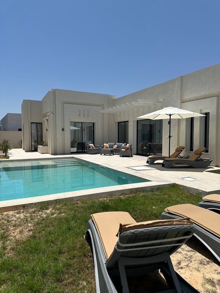 Villa Lumineuse + Piscine, Proche De Mer + Smarttv - Tunisie