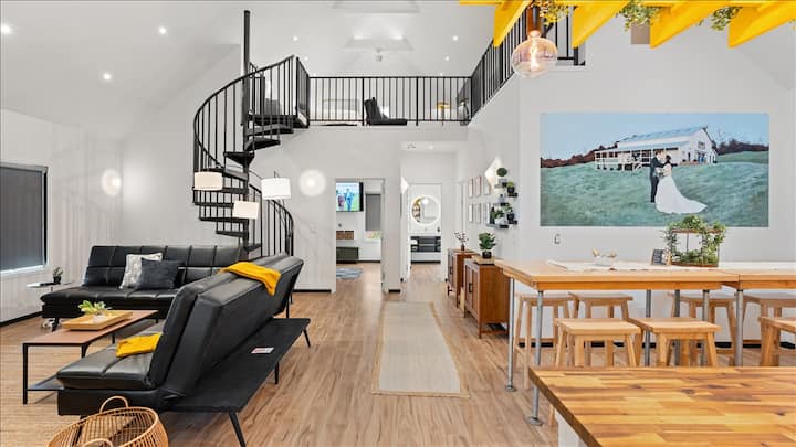 1b Luxury European Barndo Farm Stay - Fluffy Cows - Jefferson City, TN