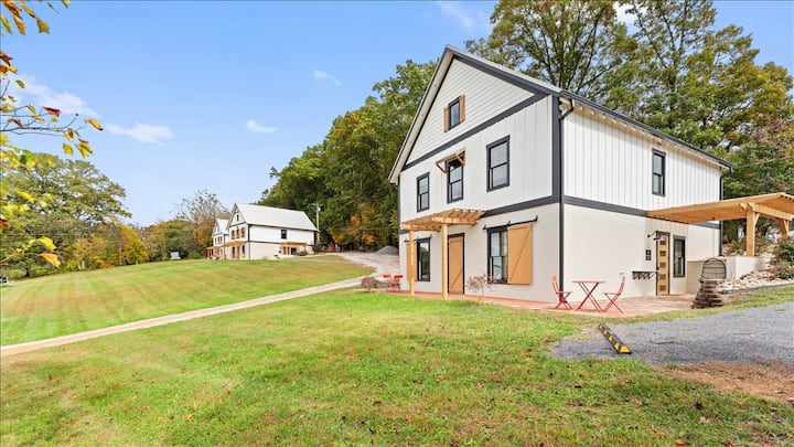 1b Luxury European Barndo Farm Stay Wedding Venue - Jefferson City, TN