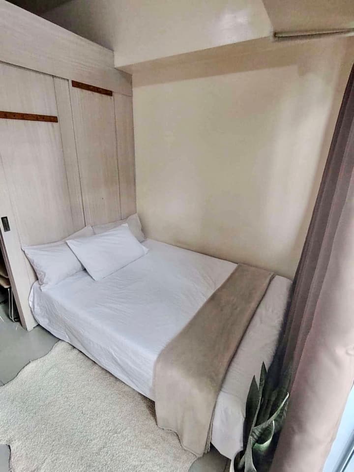 Minimalist 1br W/ Balcony Near Malls - Quezon City