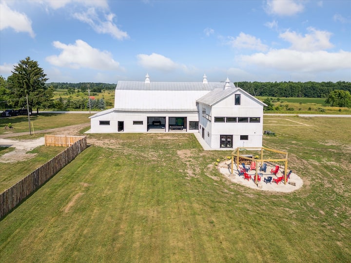 Farmhouse With Heated Game Barn And Hot Tub! - Maple Valley Township