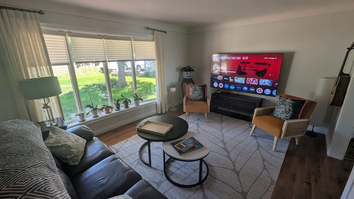 Luxury Lakefront Retreat With Private Waterfront - Greater Sudbury