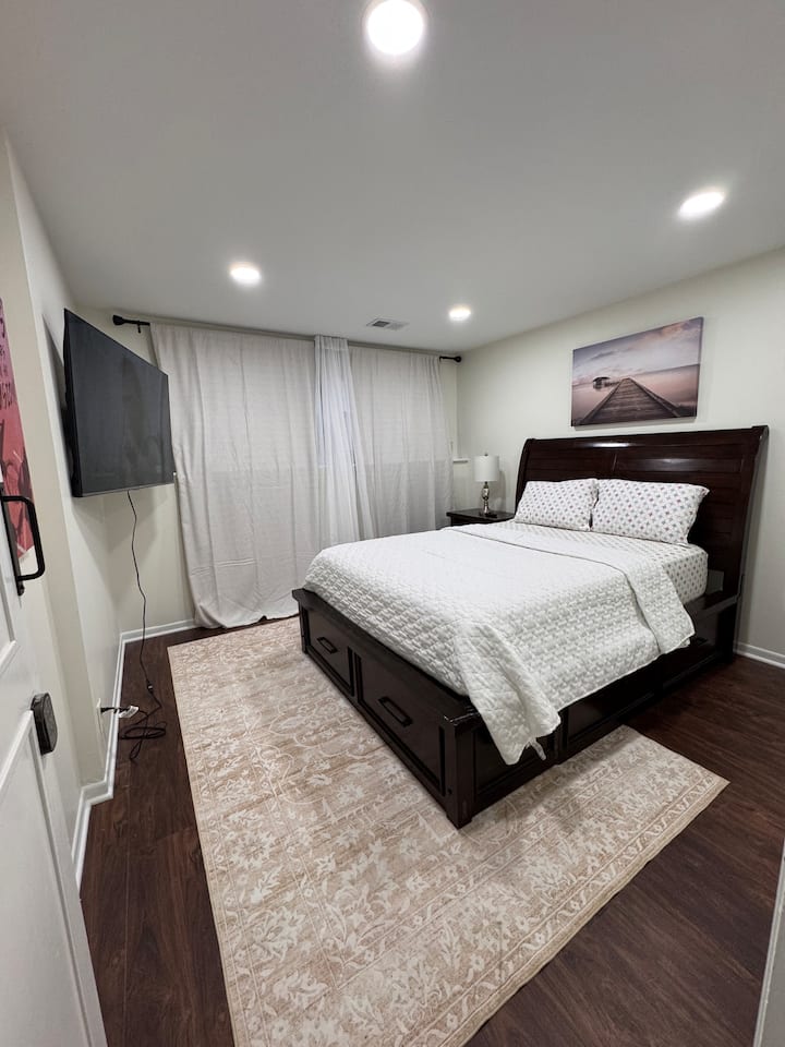 Comfortable, Modern Bedroom W/private Bathroom - Bolingbrook, IL