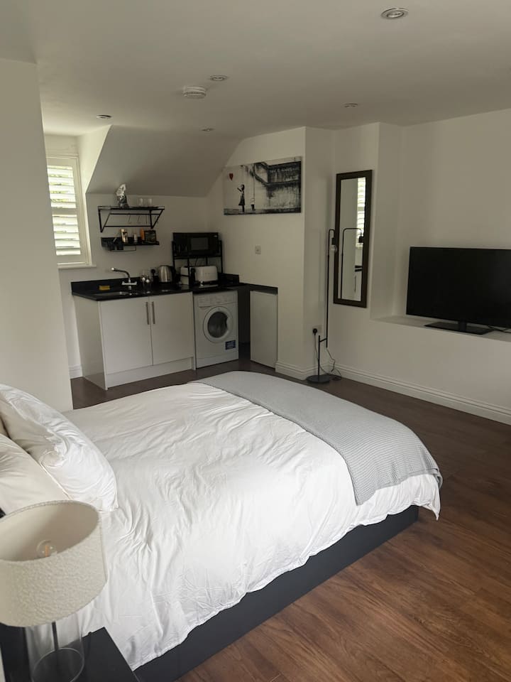 Studio Flat Esher. Self-contained With Double Bed - Thames Ditton
