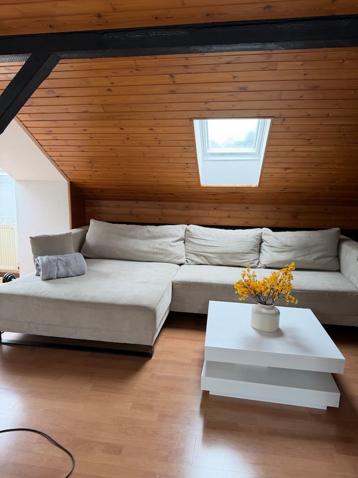 Zentrale Dachgeschosswohnung In Bahnhofnähe - Gelsenkirchen