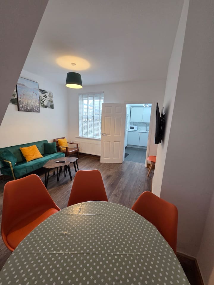 Fantastic 3-bedroom House - 10 Mins From Gatwick - Crawley