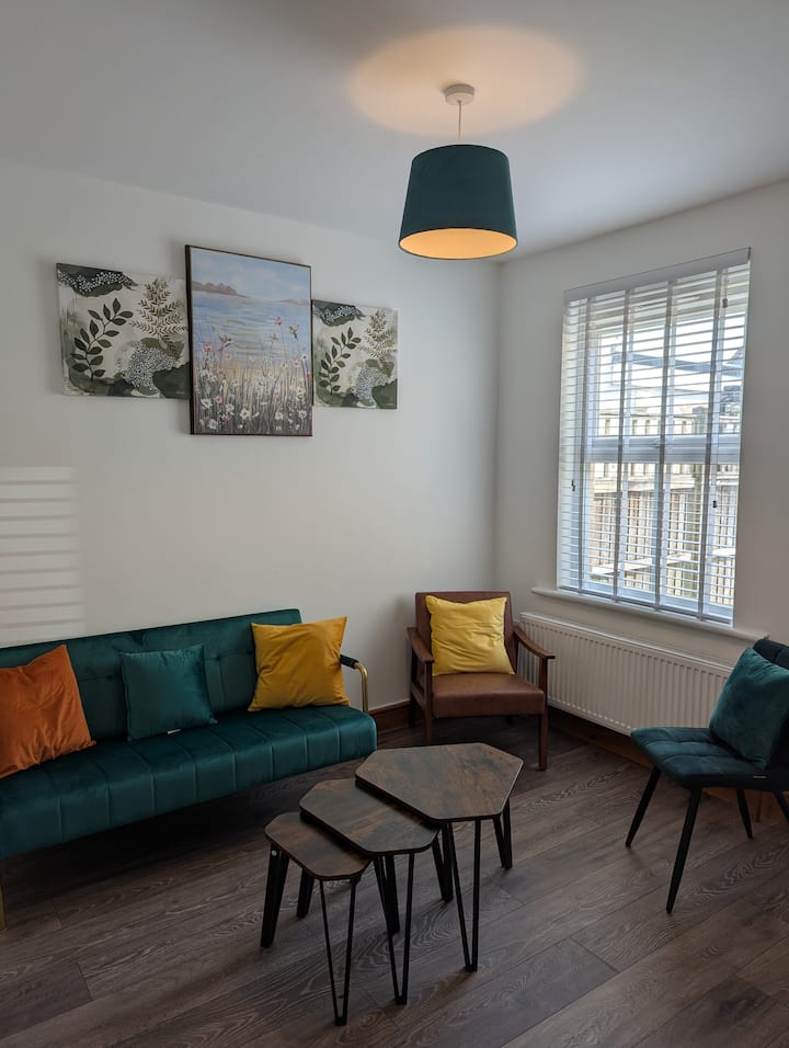 Fantastic 3-bedroom House - 10 Mins From Gatwick - Crawley