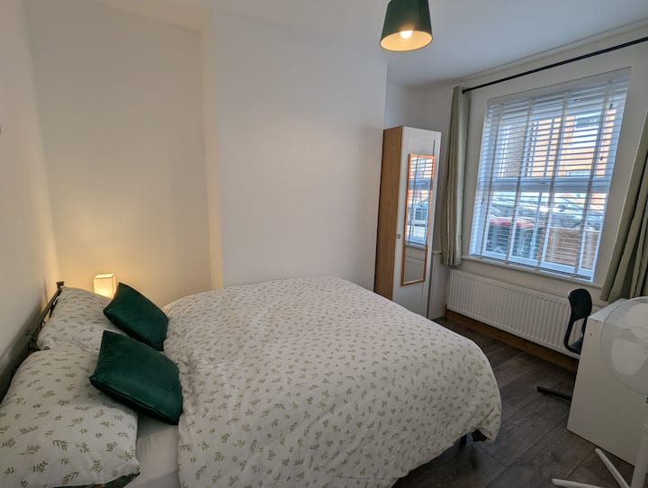 Fantastic 3-bedroom House - 10 Mins From Gatwick - Crawley