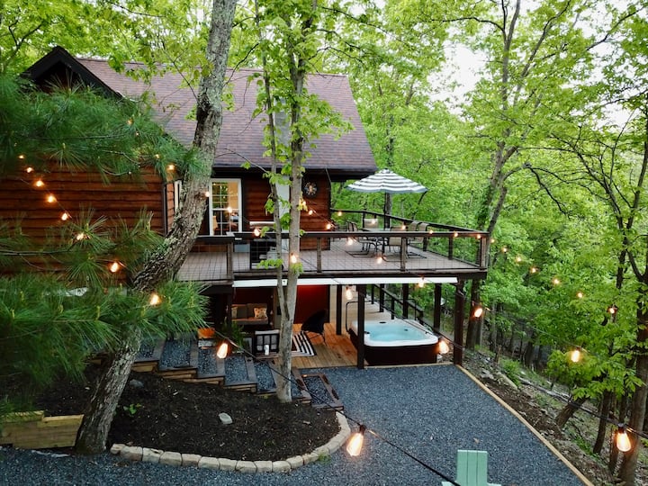 Mountain Views • Sauna • Hot Tub • Ev • Secluded - Bushkill, PA
