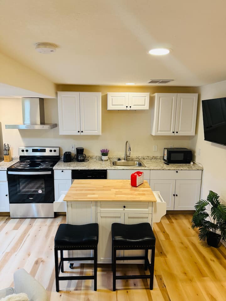 Cozy 2 Bedroom Walkout Basement - Aurora, CO
