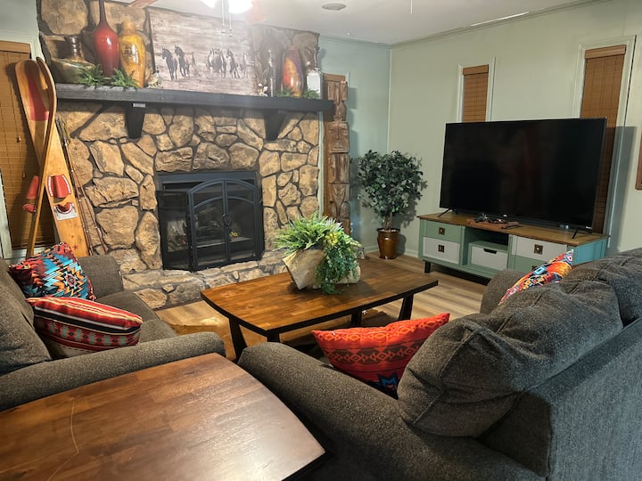 Rustic Lodge•fenced In Yard| Deck - North Little Rock, AR