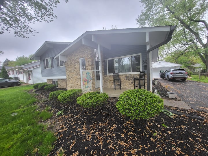 Downstairs Suite Catering To Medical Staff - Indianápolis, IN