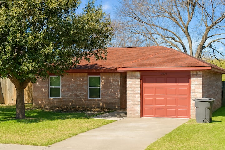 Spacious 4br 3ba Home In Dallas W/ Garage & Yard - Dallas, TX
