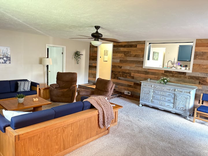 Gathering Spot Near Bsu - Ball State University, Muncie