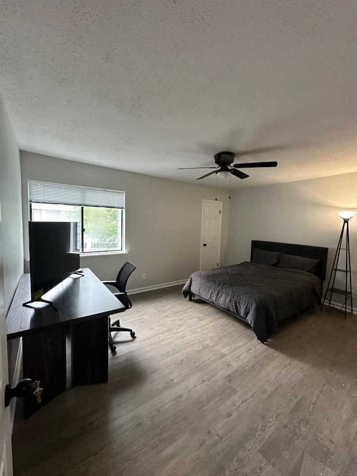 Renovated Sandy Springs Townhome | 2br • 2.5ba - Sandy Springs, GA