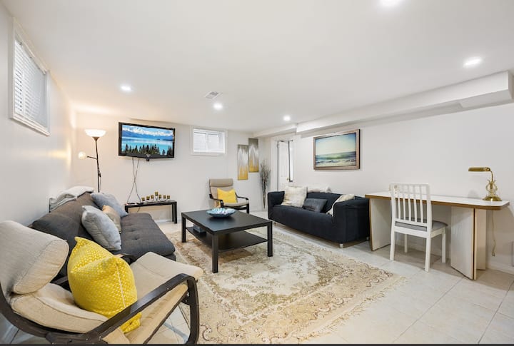 Lovely 2 Bedrooms Basement Apt - 마크험
