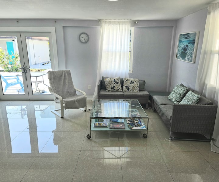 Room With Bathroom And Tv - Miami