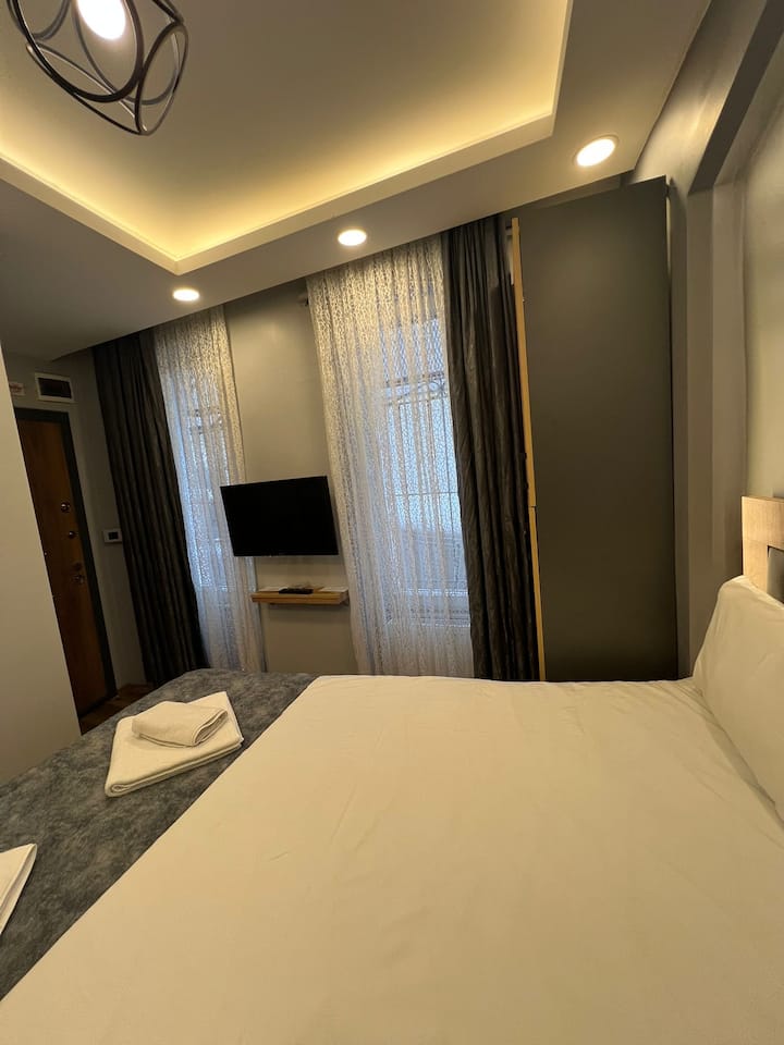 Taksim İStiklal Cad. 6 Dk. Giriş Kat Oda 2 - İstanbul