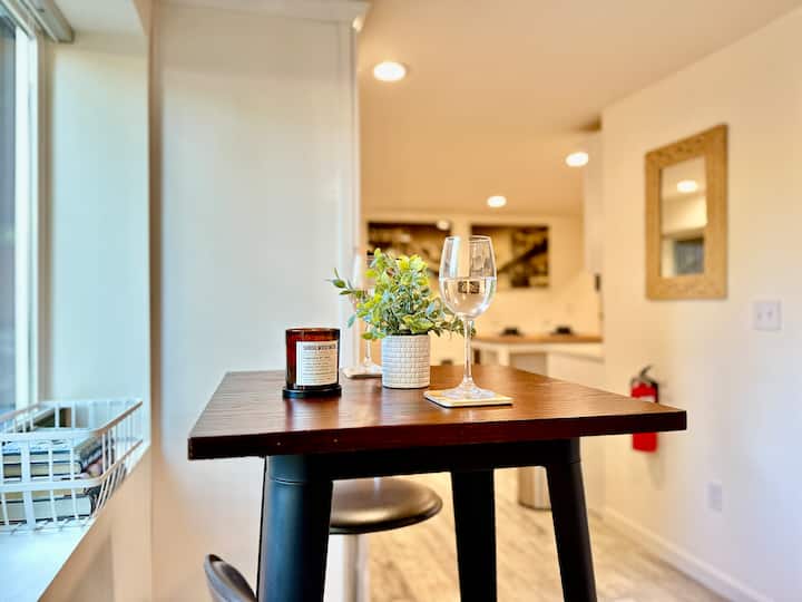 Driveway Haven • 1.5 Bath Cozy Bellevue Stay - Bellevue, WA