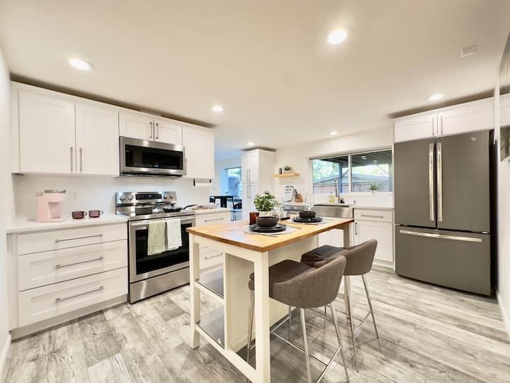 Driveway Heaven • Full Kitchen • 1.5 Bath - Bellevue, WA