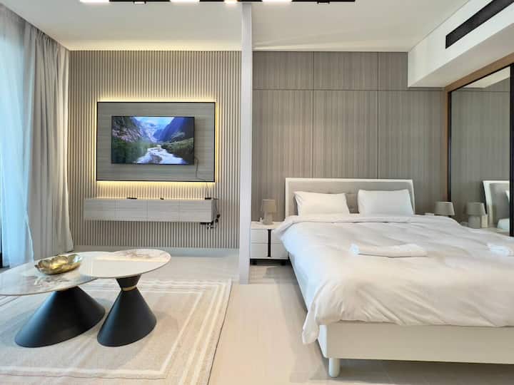 Trillionaire Studio | Skyline Views | Business Bay - Dubai