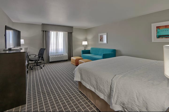 Stylish 2 Units W/ Parking & Breakfast - Albuquerque