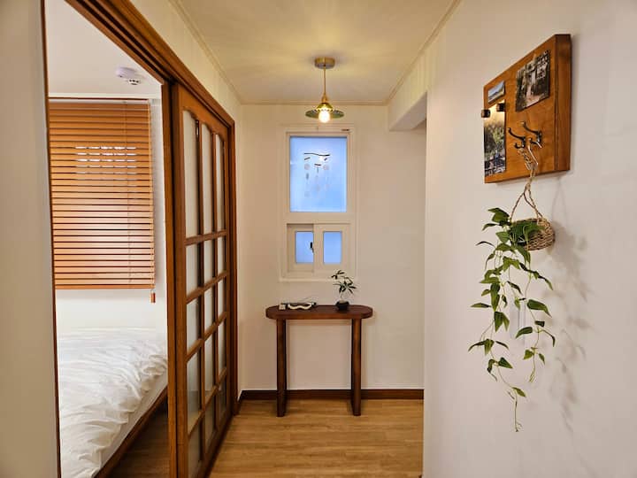 합법숙소|홍대1분|신촌8분|1층|방2|퀸침대2소파베드1|최대5명|공항철도|편의점|청결|쇼핑 - Seoul