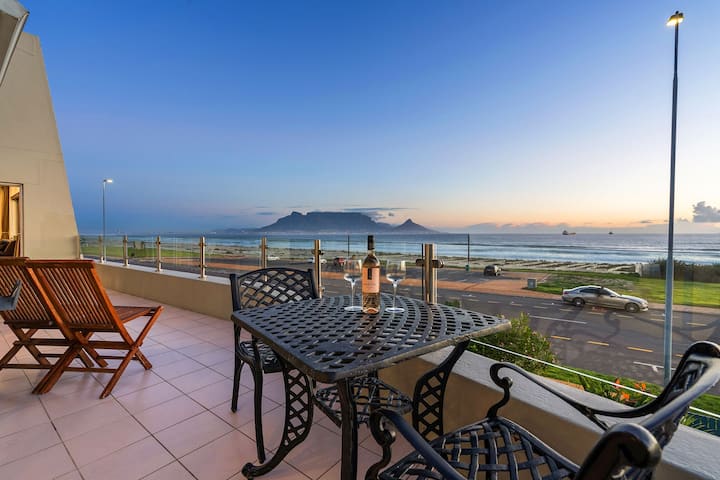 Charming Beachfront Apartment In Bloubergstrand - Parklands