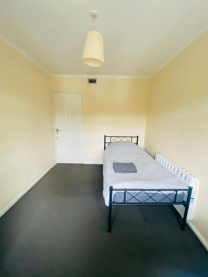 Room Close To The Train Station - Epsom