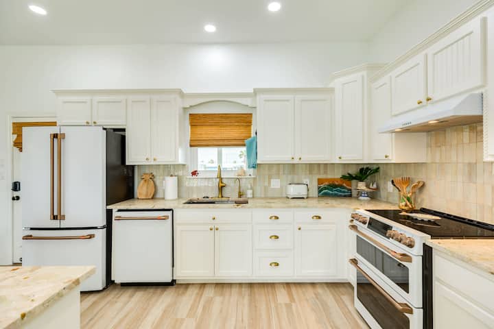 Stunning Ocean View Retreat With Two King Suites - Surfside Beach, TX