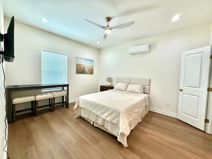En-suite+mini Fridge, Microwave - Galveston, TX