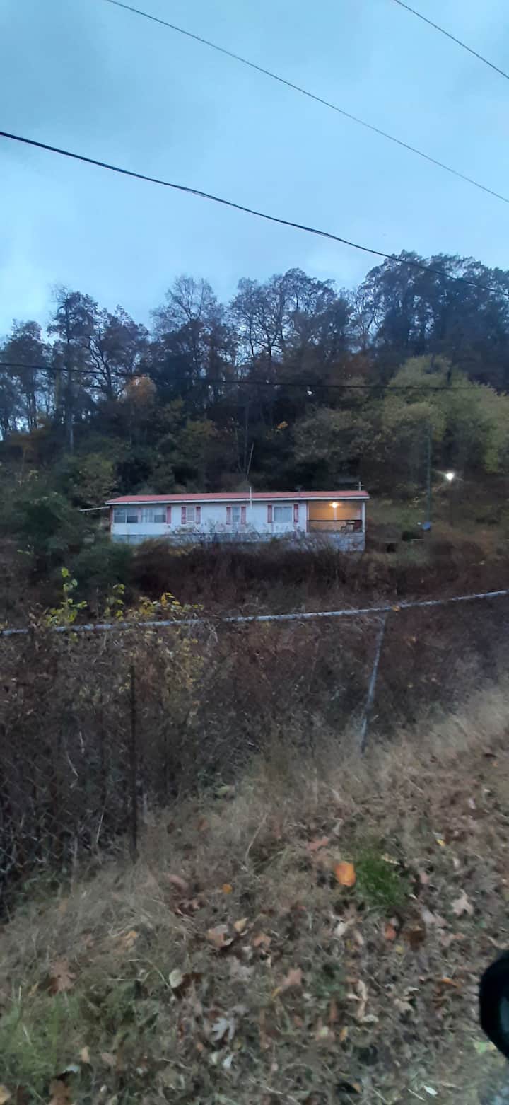 Hillside Hideaway 5 Minutes From Logan - Chief Logan State Park, Logan