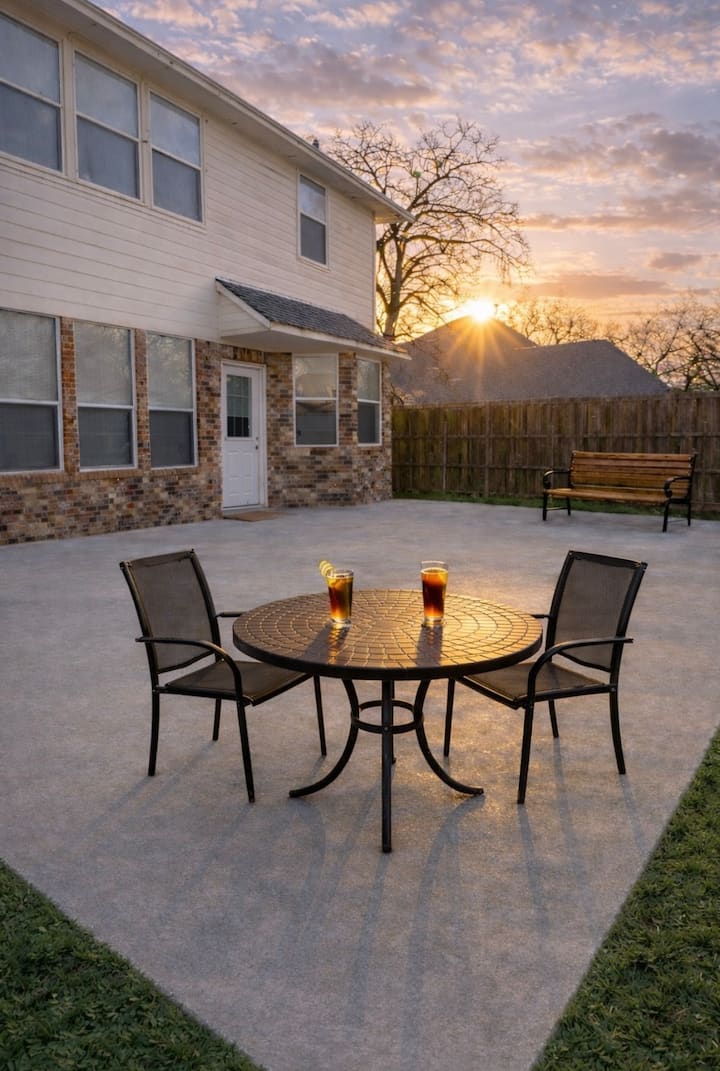 Family-friendly Sleeps 10 Backyard Bbq, Unt Square - Denton, TX