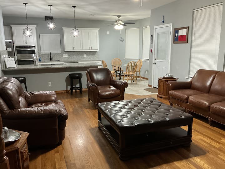Family Friendly Sleeps 10, Yard + Bbq Near Unt Twu - Denton, TX