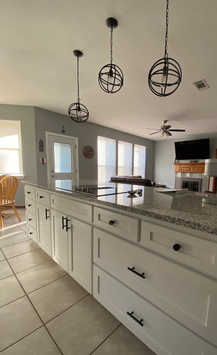 Large Family Home, Kitchen, King Bed, Big Yard - Denton, TX