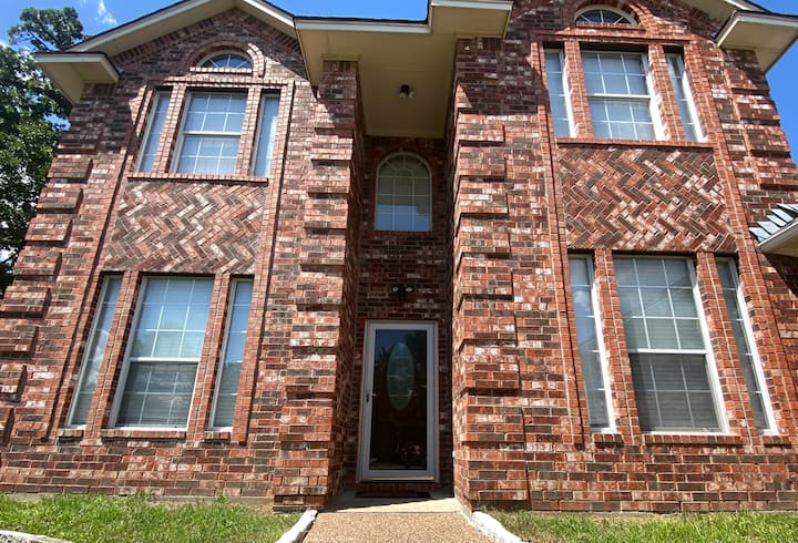 *New - Denton Oasis – Spacious 4br House - Denton, TX