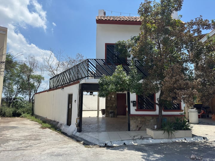 Apodaca: Casa 3 Pisos Con Terraza/3rec/ - Jalisco