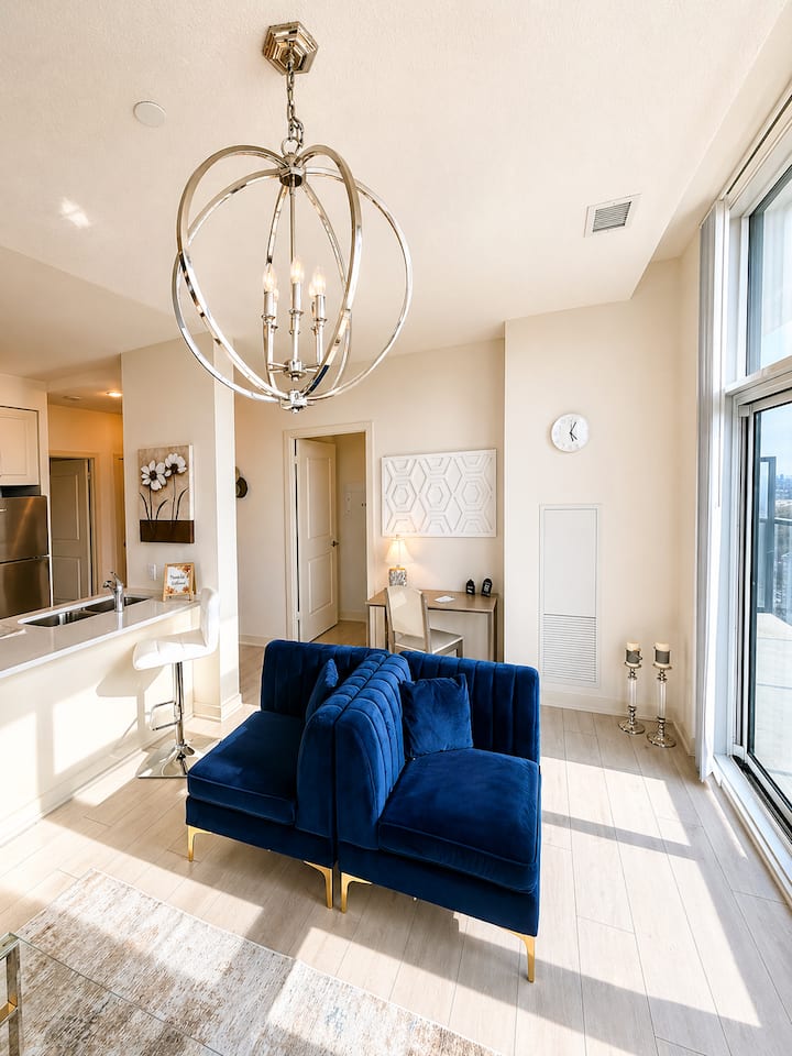 Luxury 2br + 4 Balconies |Steps To Subway |Parking - Toronto