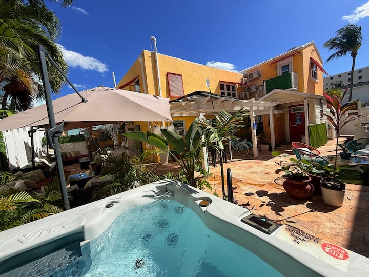 Beachfront Studio Xl Steps To Sand. Prime Location - Hollywood, FL